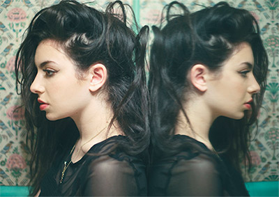 Charli XCX revela videoclipe para o remix de "SuperLove" assinado pelo ...