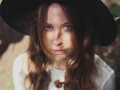 Lyla Foy apresenta cover da clássica "Cornflake Girl" de Tori Amos