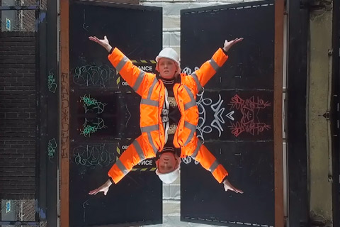Róisín Murphy e sua sociedade surreal no videoclipe de "Ten Miles High"