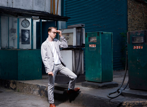 Tom Vek relembra a queima de dinheiro do KLF no videoclipe de "Broke"