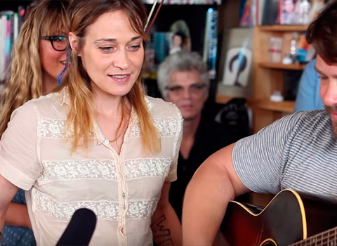 O Watkins Family Hour leva seus covers para os estúdios da rádio NPR